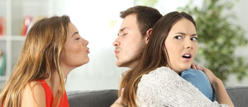 5 Signs When Flirting Is Cheating When You’re in a Relationship
